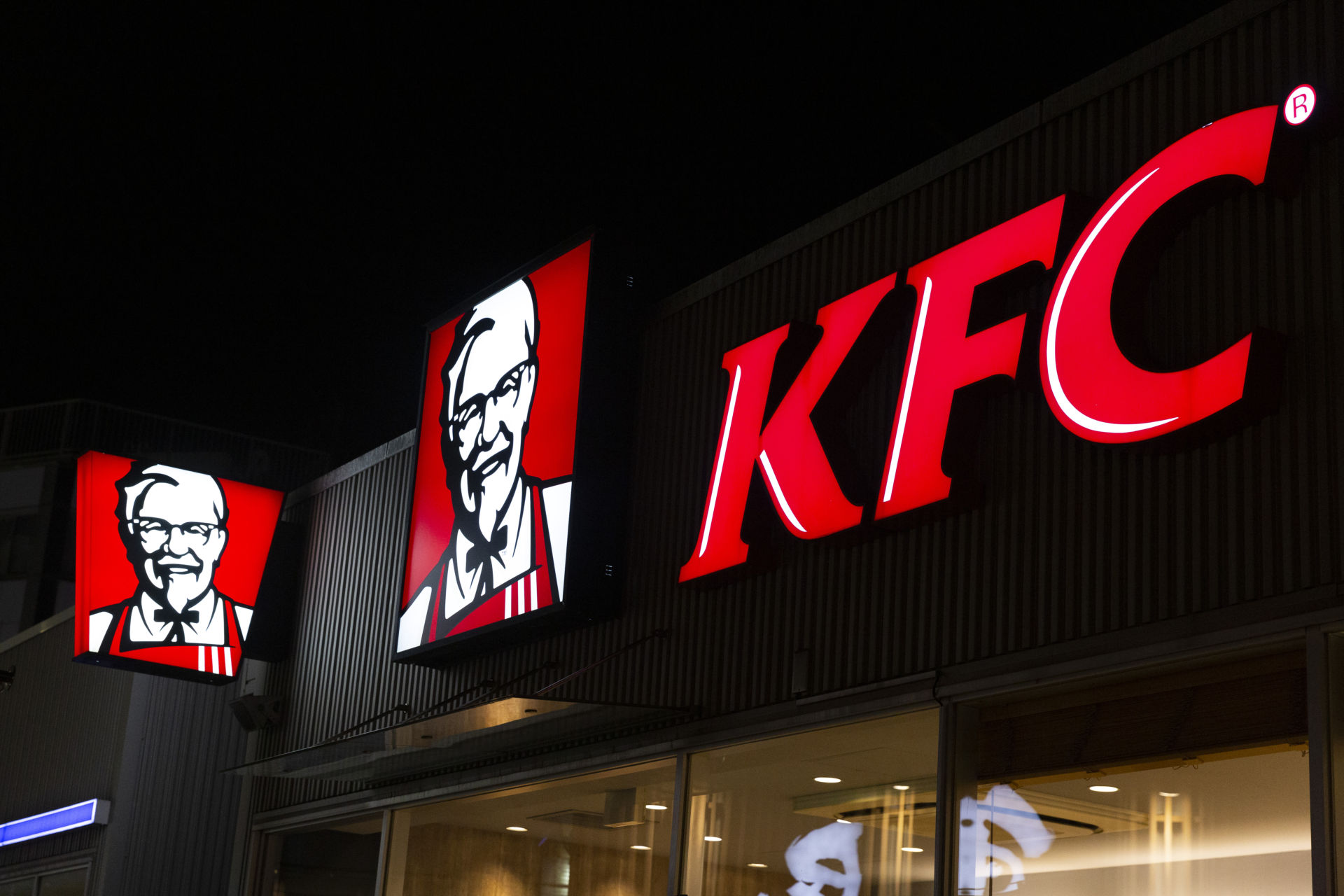 Một cô ở Ohio gọi 911 khiếu nại bị tiệm KFC bán thiếu thịt gà