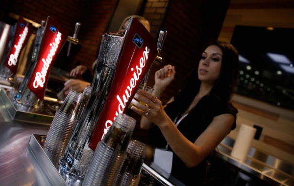 Quầy bán bia của Budweiser bị ‘chìm’ tại các sân vận động World Cup